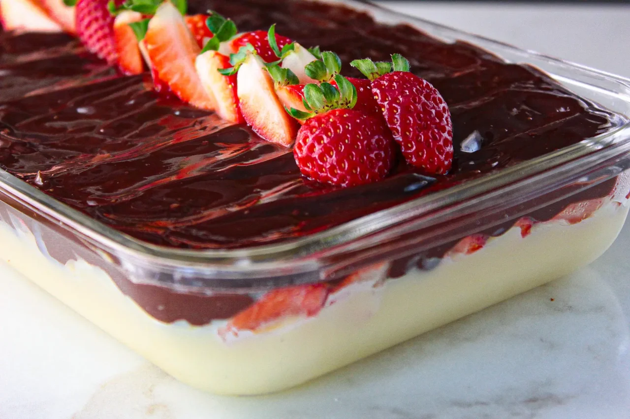 BOMBOM DE MORANGO NA TRAVESSA | SOBREMESA DE ULTIMA HORA | DELICIOSA E ...